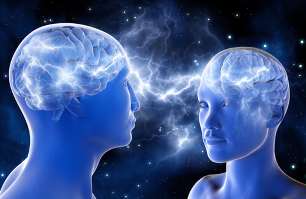 dos-personas-conectadas-cerebro